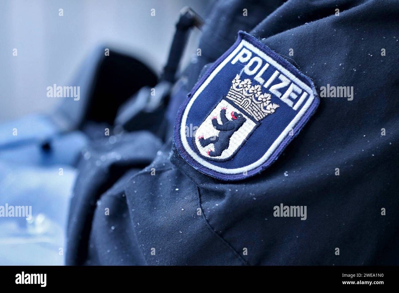 15.01.2023, Berlin, Polizeieinsatz in Berlin. Logo der Berliner Polizei ...