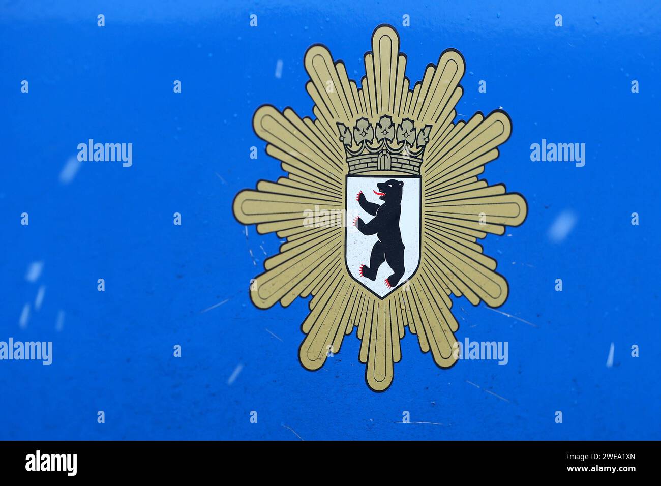 15.01.2023, Berlin, Polizeieinsatz in Berlin. Das Logo Wappen der ...