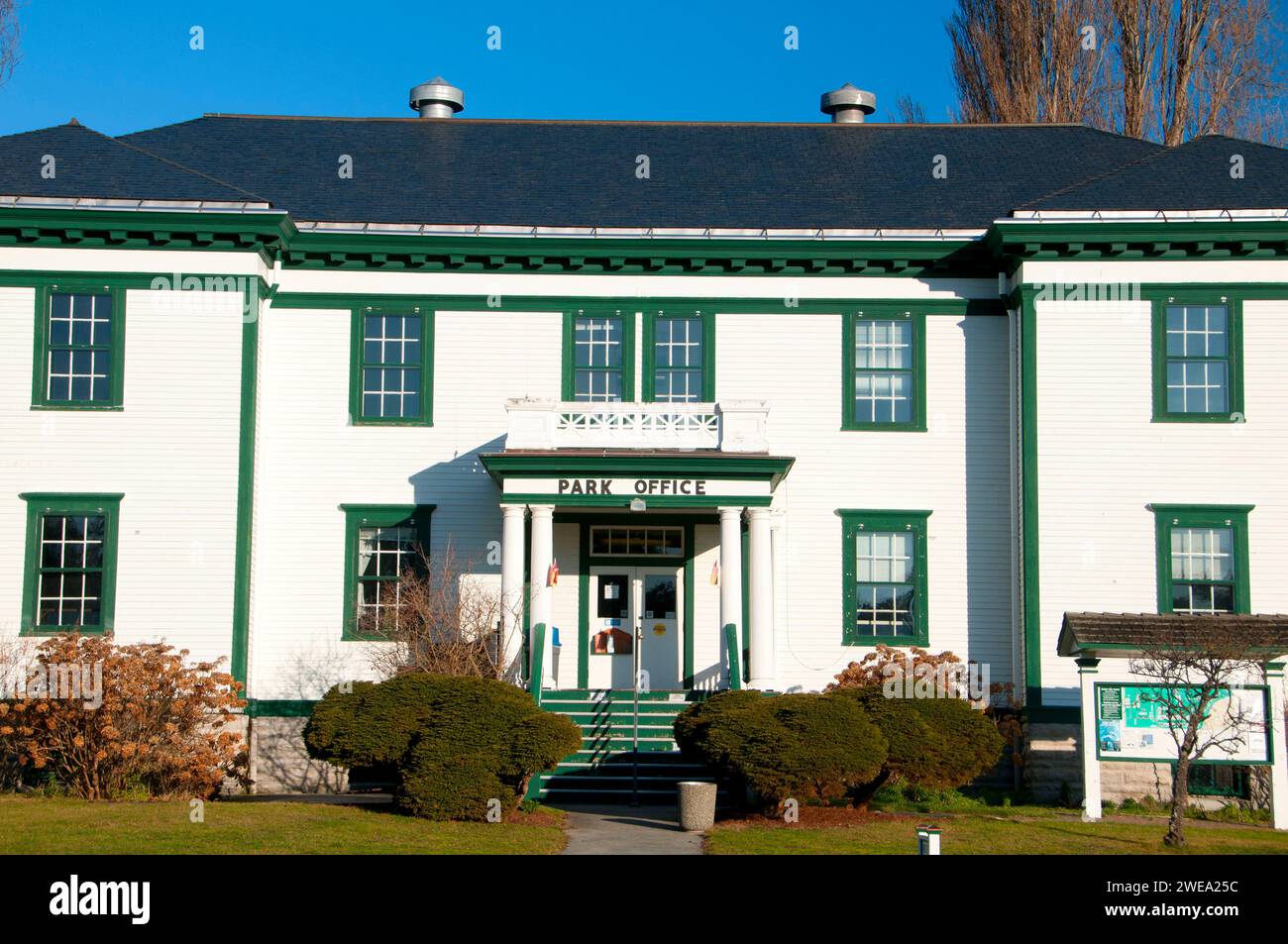 State park office building hi-res stock photography and images - Alamy
