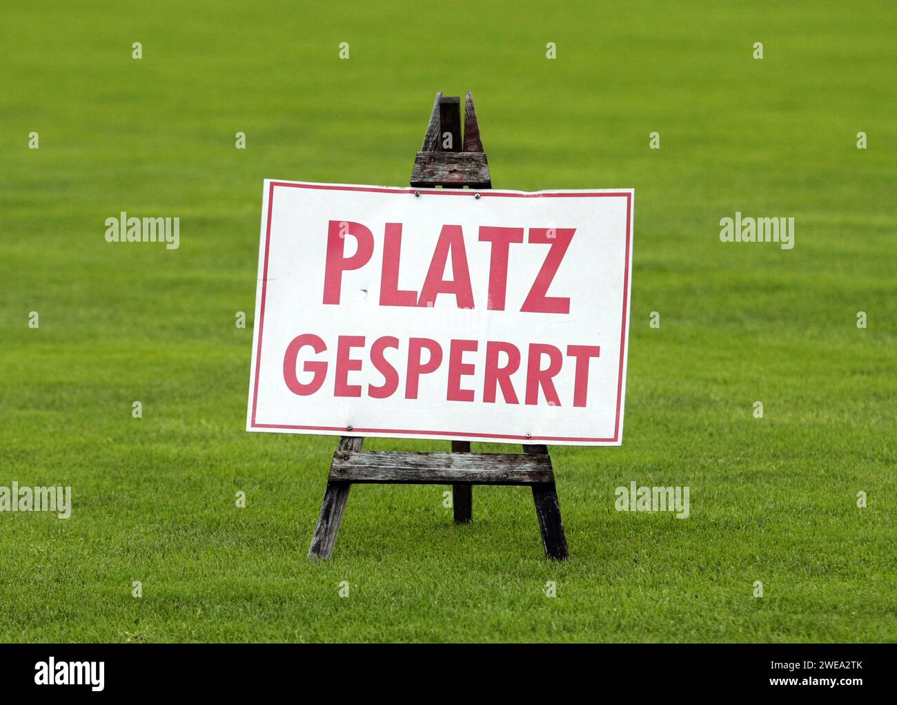 Schild, Platz gesperrt, Fußballplatz, Fussballplatz Stock Photo - Alamy
