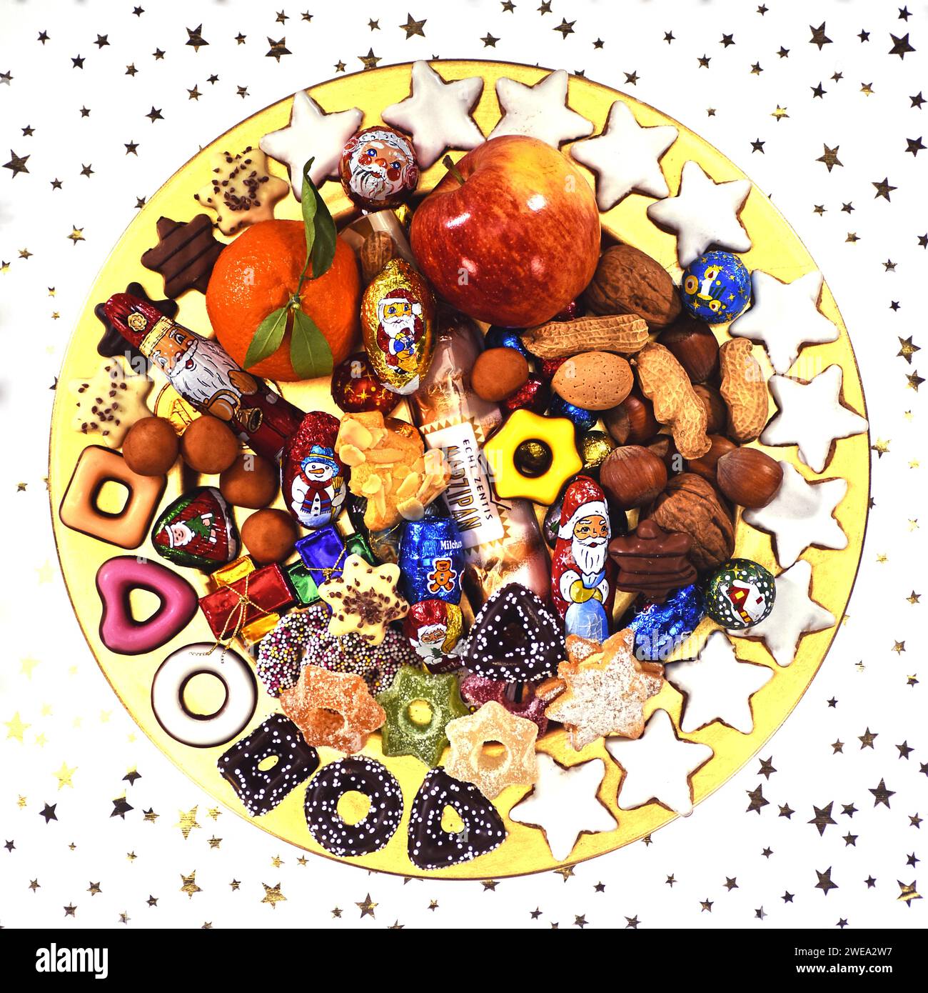 Ein bunter Weihnachtsteller mit Süssigkeiten, Weihnachten, Süßigkeiten ...