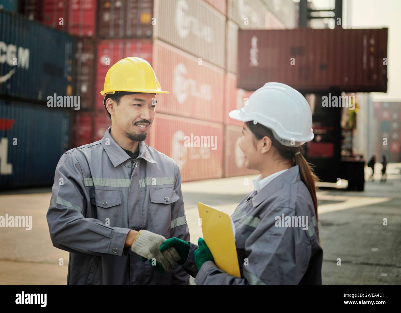 Shaking hands with delivery person hi-res stock photography and images ...