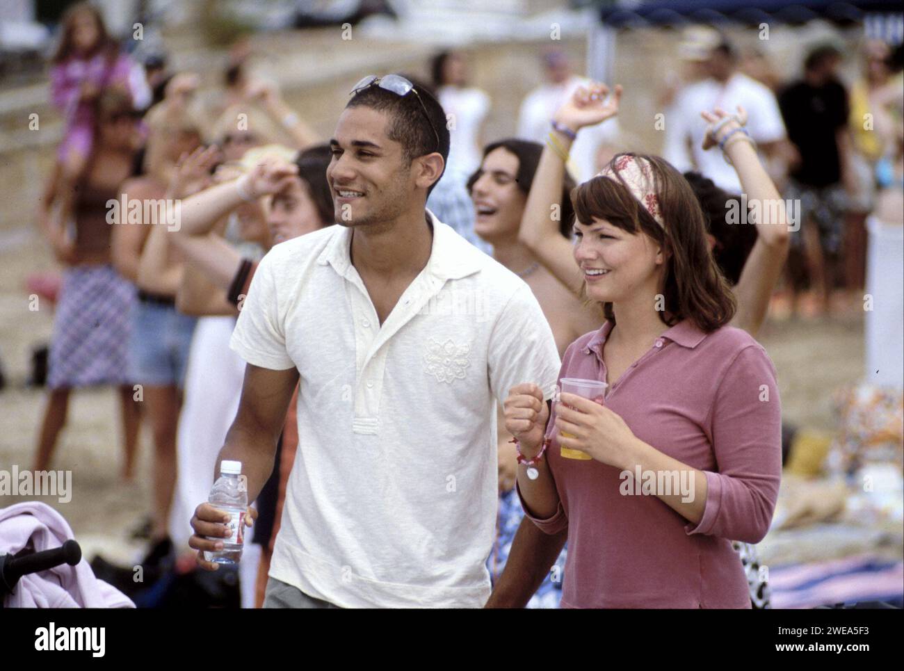 Szene am Strand mit Schauspieler Patrick Pinheiro und Anna Bertheau für den Fernsehfilm ...