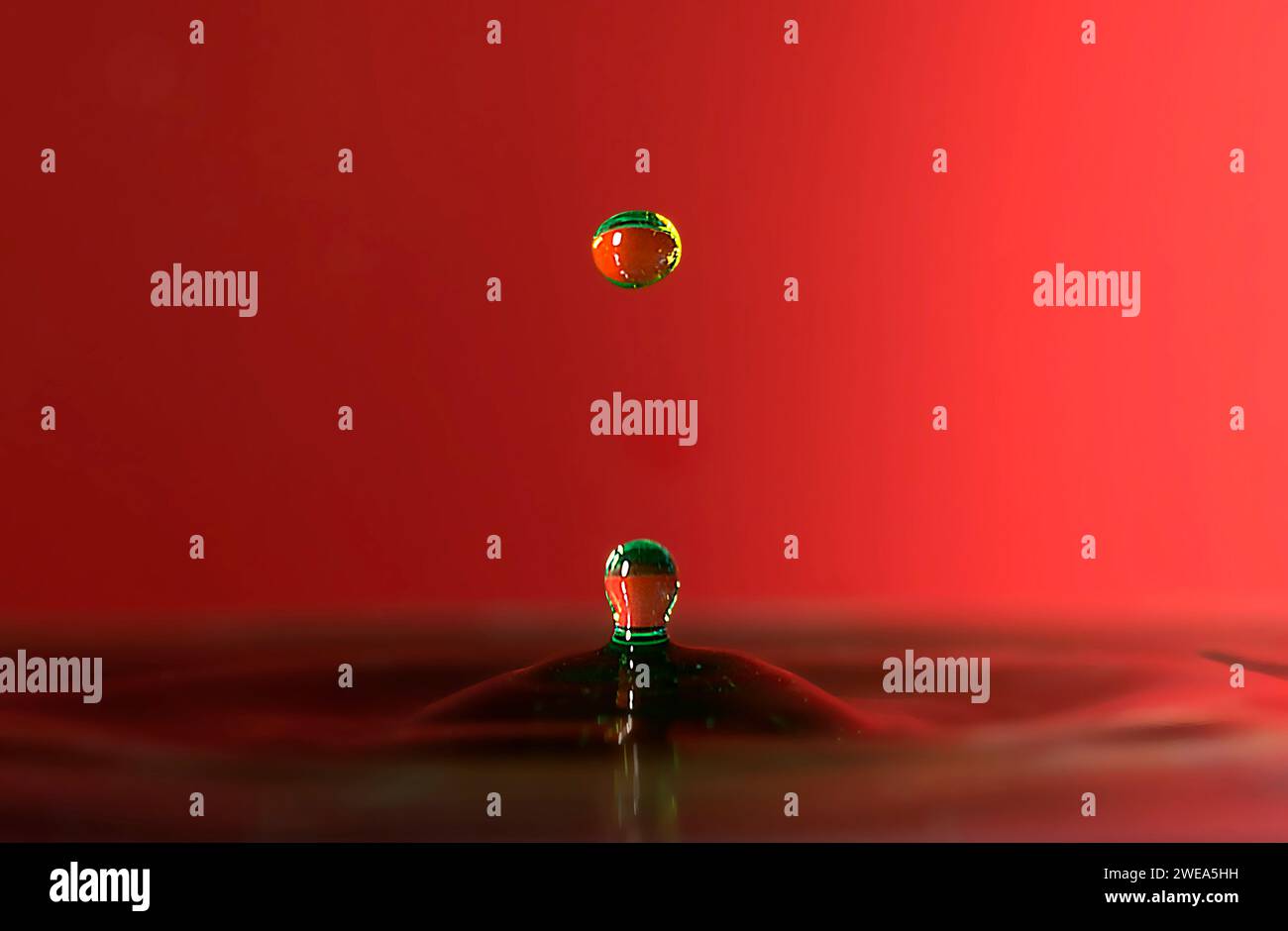 Fallender wassertropfen hi-res stock photography and images - Alamy