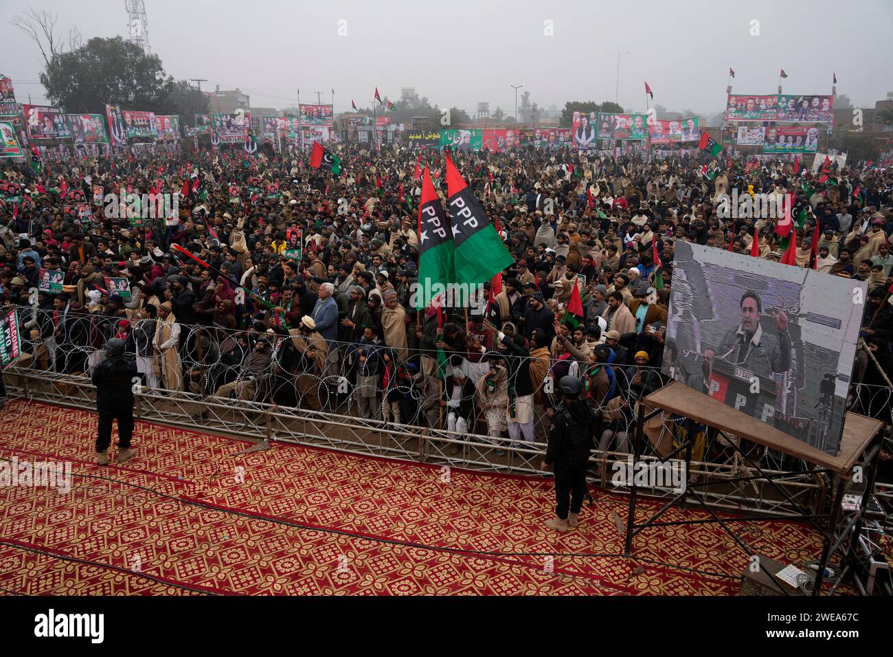 Supporters of Pakistan People's Party listen to their party's Chairman ...
