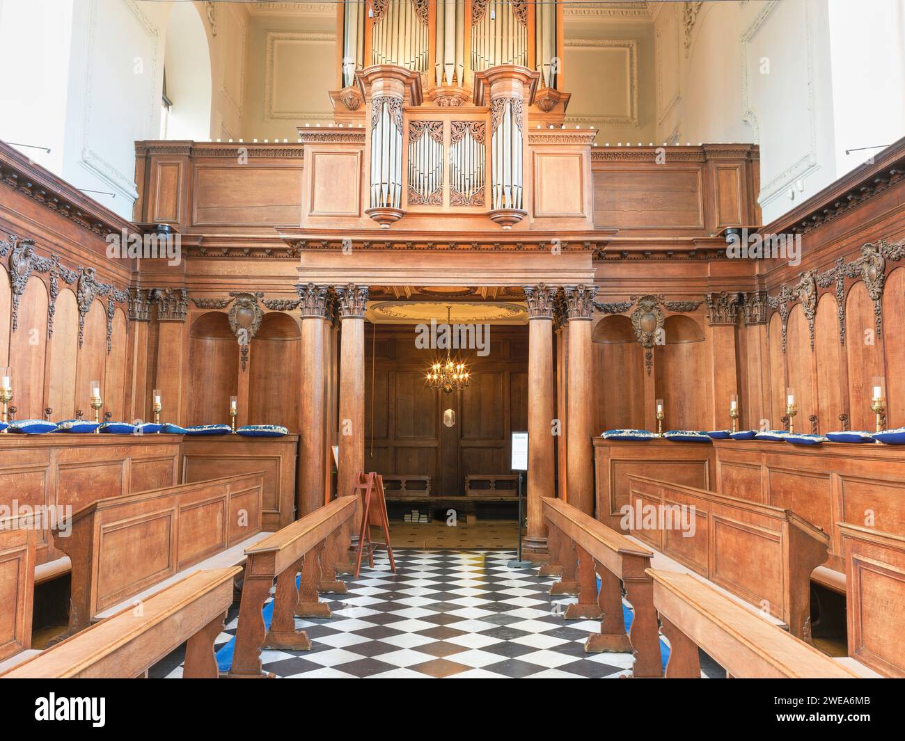 Organ and nave in the chapel, built by Christopher Wren, at Pembroke ...