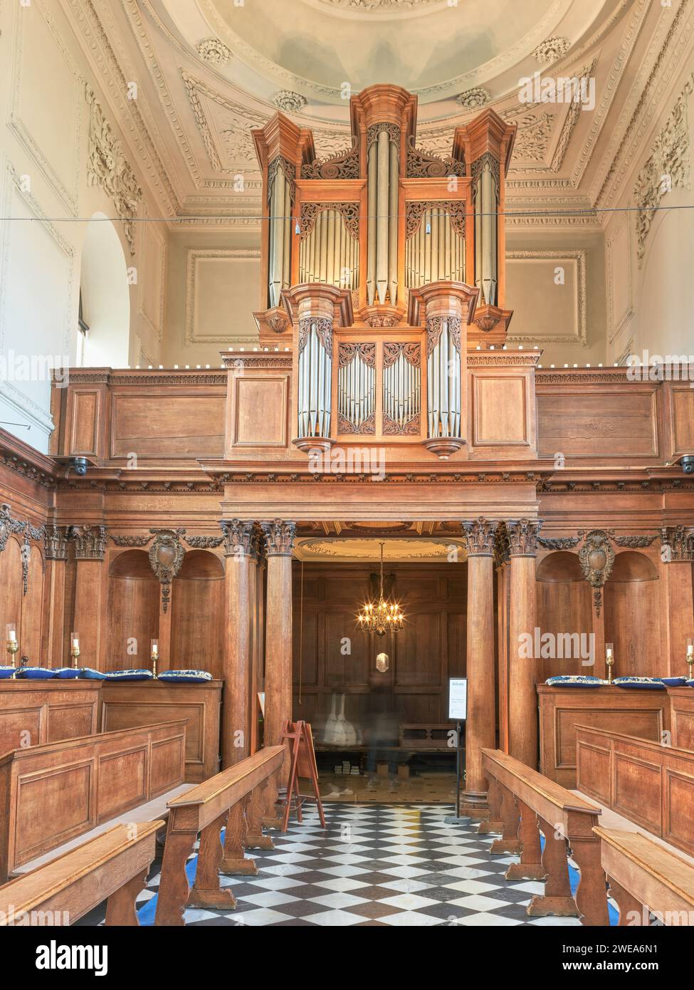 Organ and nave in the chapel, built by Christopher Wren, at Pembroke ...