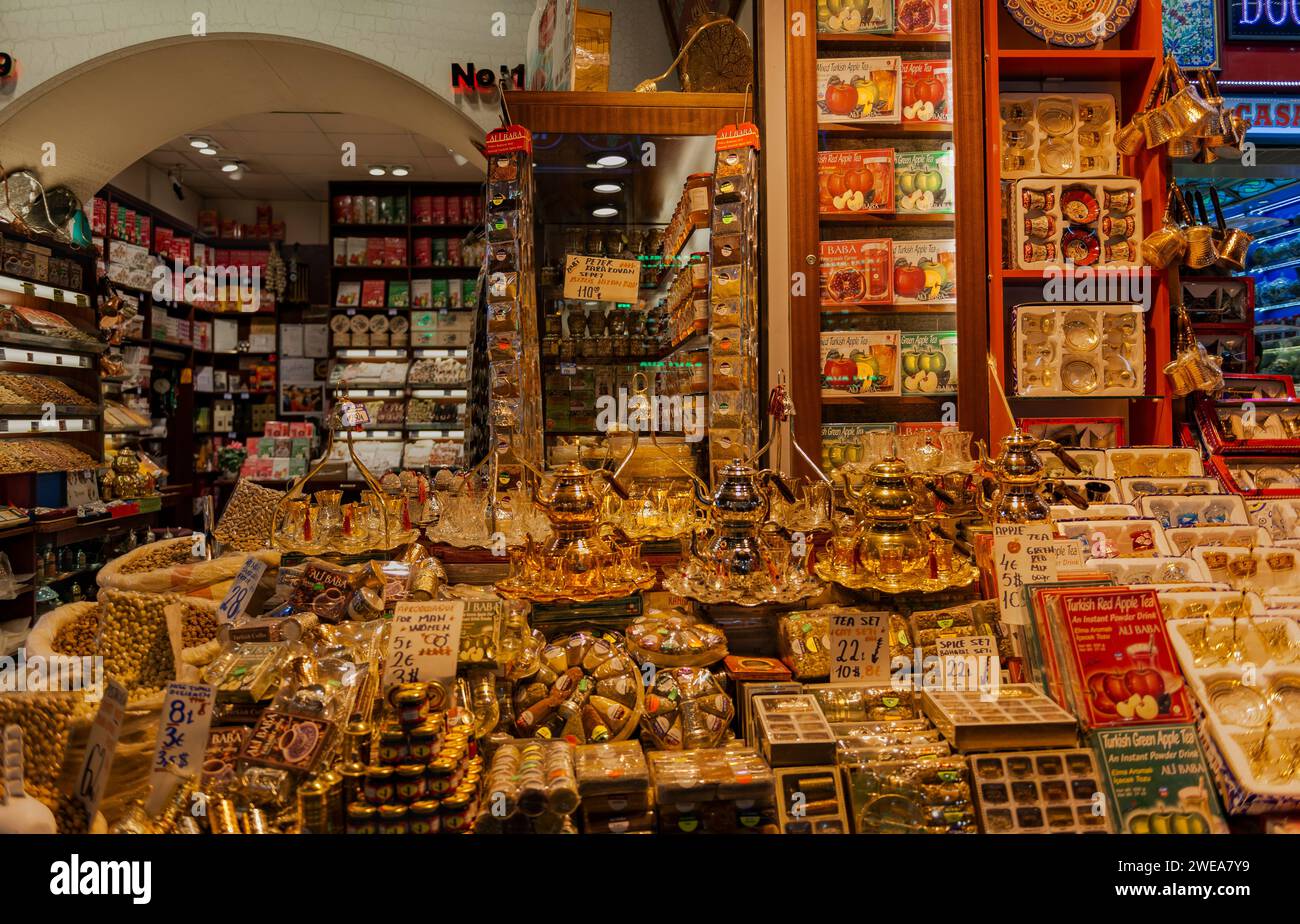Inside the Grand Bazaar in Istanbul Stock Photo - Alamy
