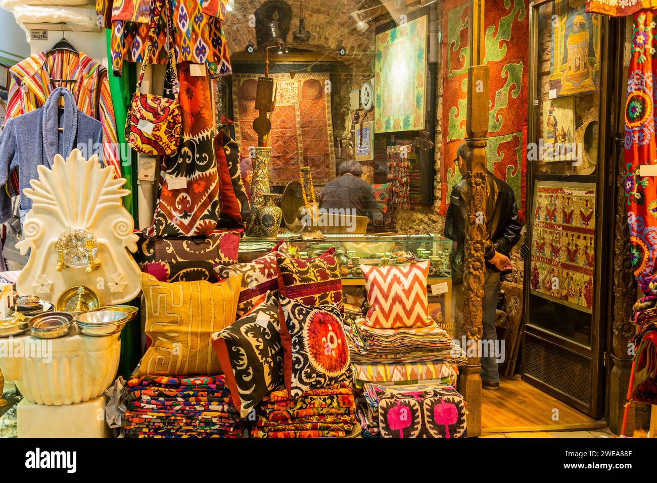 Inside the Grand Bazaar in Istanbul Stock Photo - Alamy