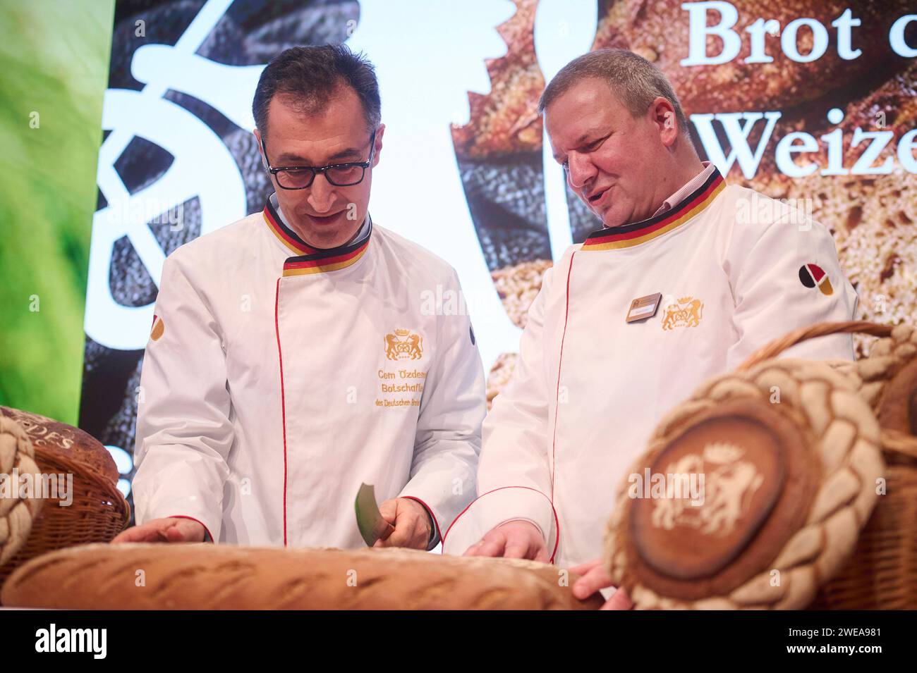 Berlin, Anschnitt des Brots des Jahres 2024 durch Özdemir Anschnitt ...