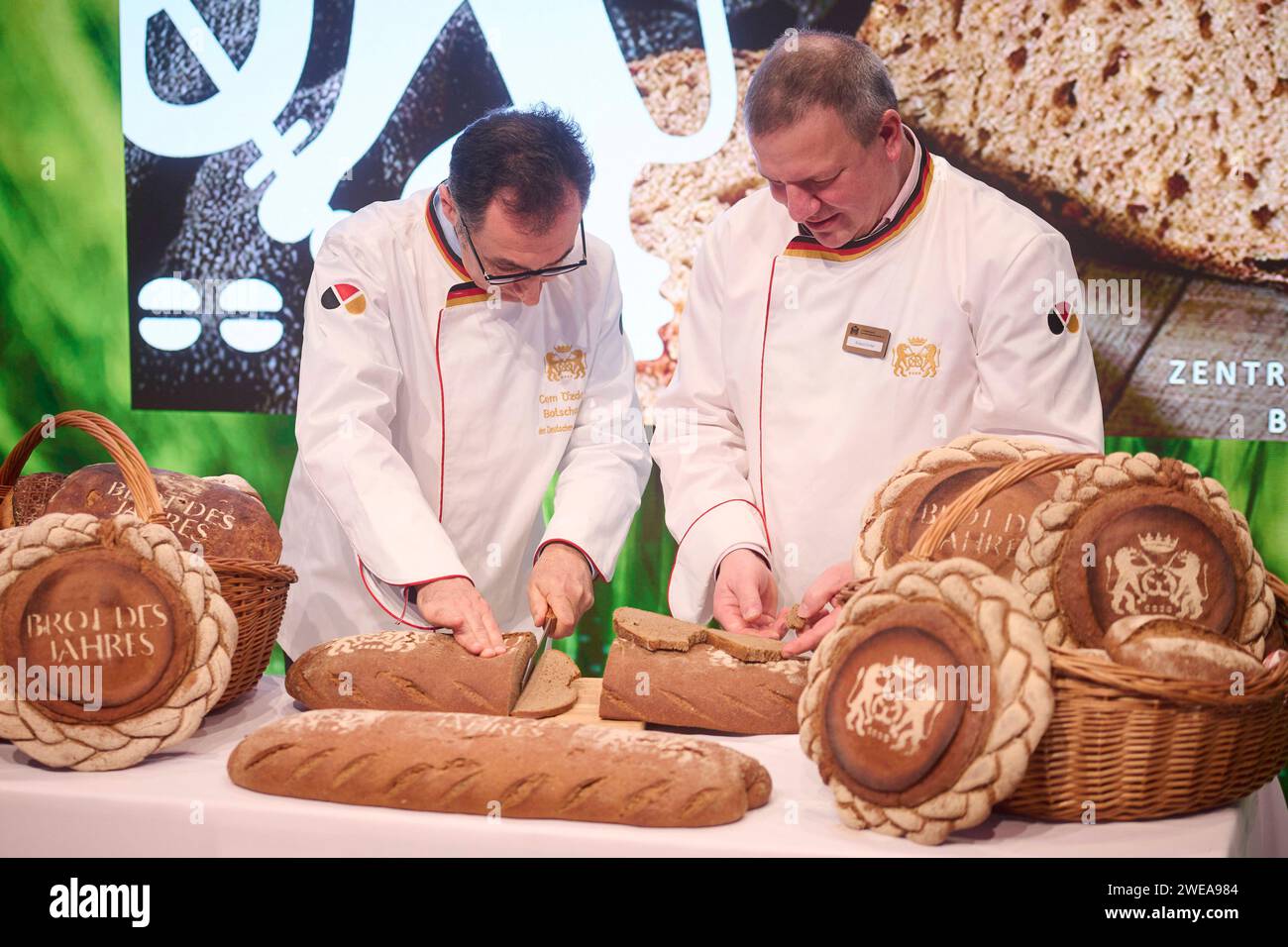 Berlin, Anschnitt des Brots des Jahres 2024 durch Özdemir Anschnitt ...