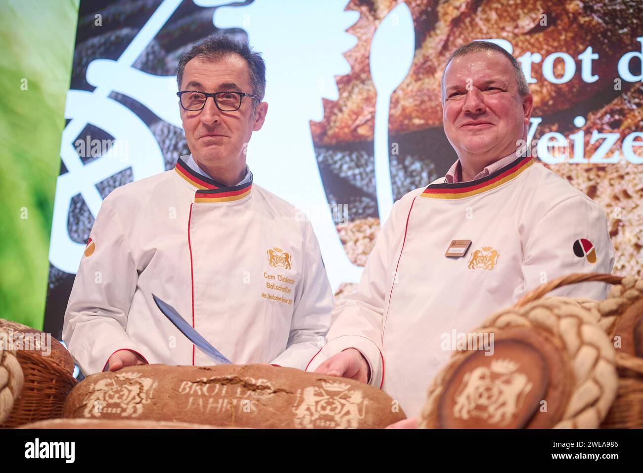 Berlin, Anschnitt des Brots des Jahres 2024 durch Özdemir Anschnitt ...