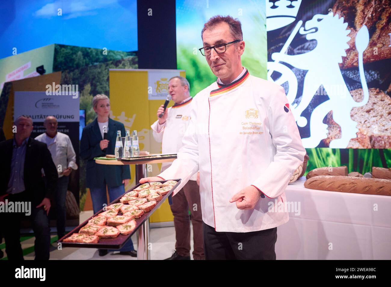 Berlin, Anschnitt des Brots des Jahres 2024 durch Özdemir Anschnitt ...