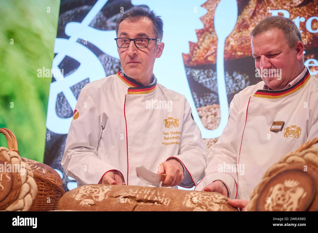 Berlin, Anschnitt des Brots des Jahres 2024 durch Özdemir Anschnitt ...