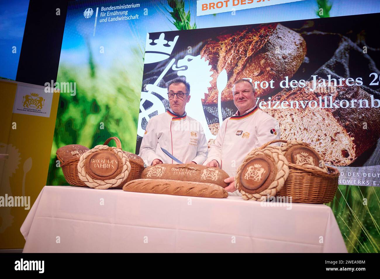 Berlin, Anschnitt des Brots des Jahres 2024 durch Özdemir Anschnitt ...