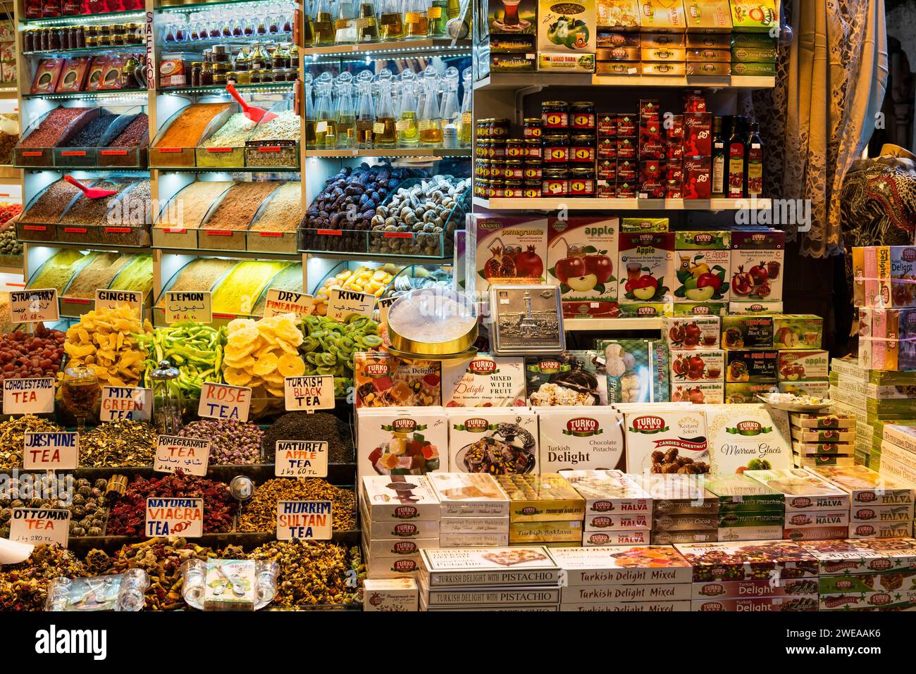 Inside the Grand Bazaar in Istanbul Stock Photo - Alamy