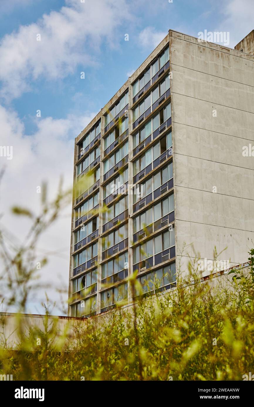 Aging High-Rise Amid Urban Greenery, North Randall Ohio Stock Photo - Alamy