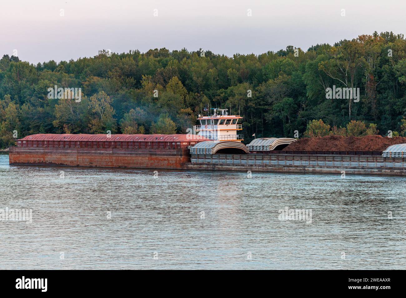 Pushing barges hi-res stock photography and images - Alamy