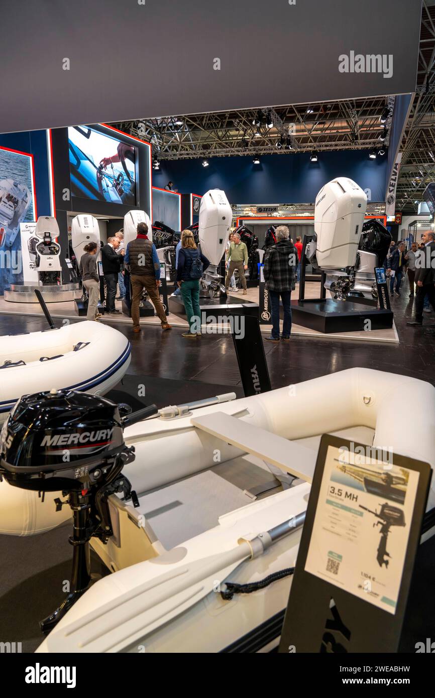 Kleine Motorboote, Schlauchboote, Bootsantriebe, Außenborder, auf der ...