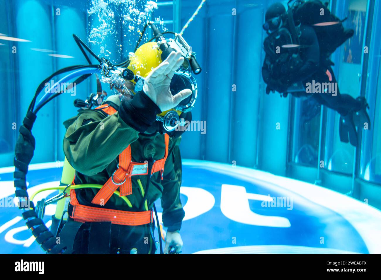 Minentaucher der Bundesmarine präsentieren sich im Tauchtank in der ...