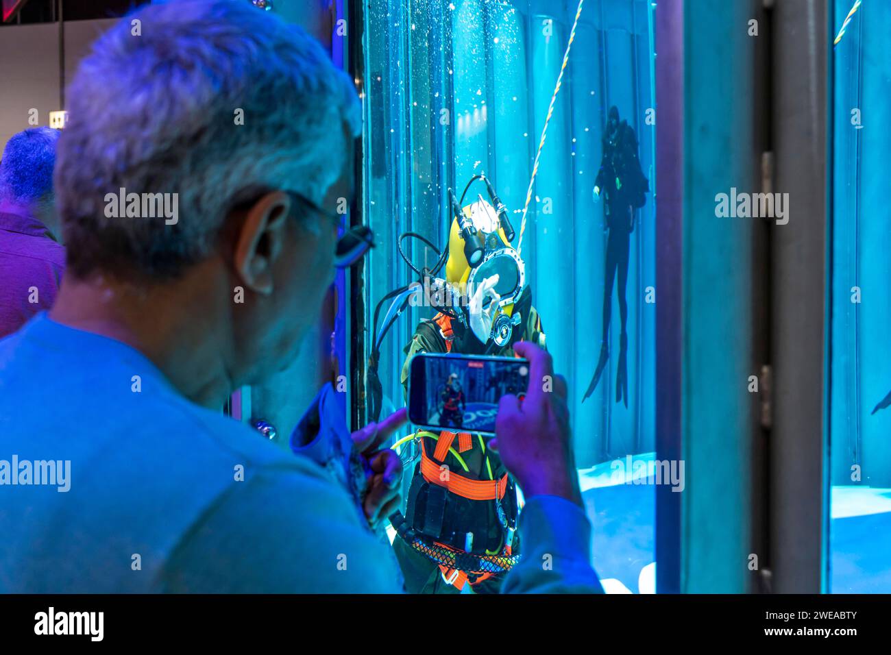 Minentaucher der Bundesmarine präsentieren sich im Tauchtank in der ...