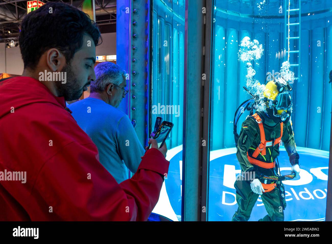 Minentaucher der Bundesmarine präsentieren sich im Tauchtank in der ...