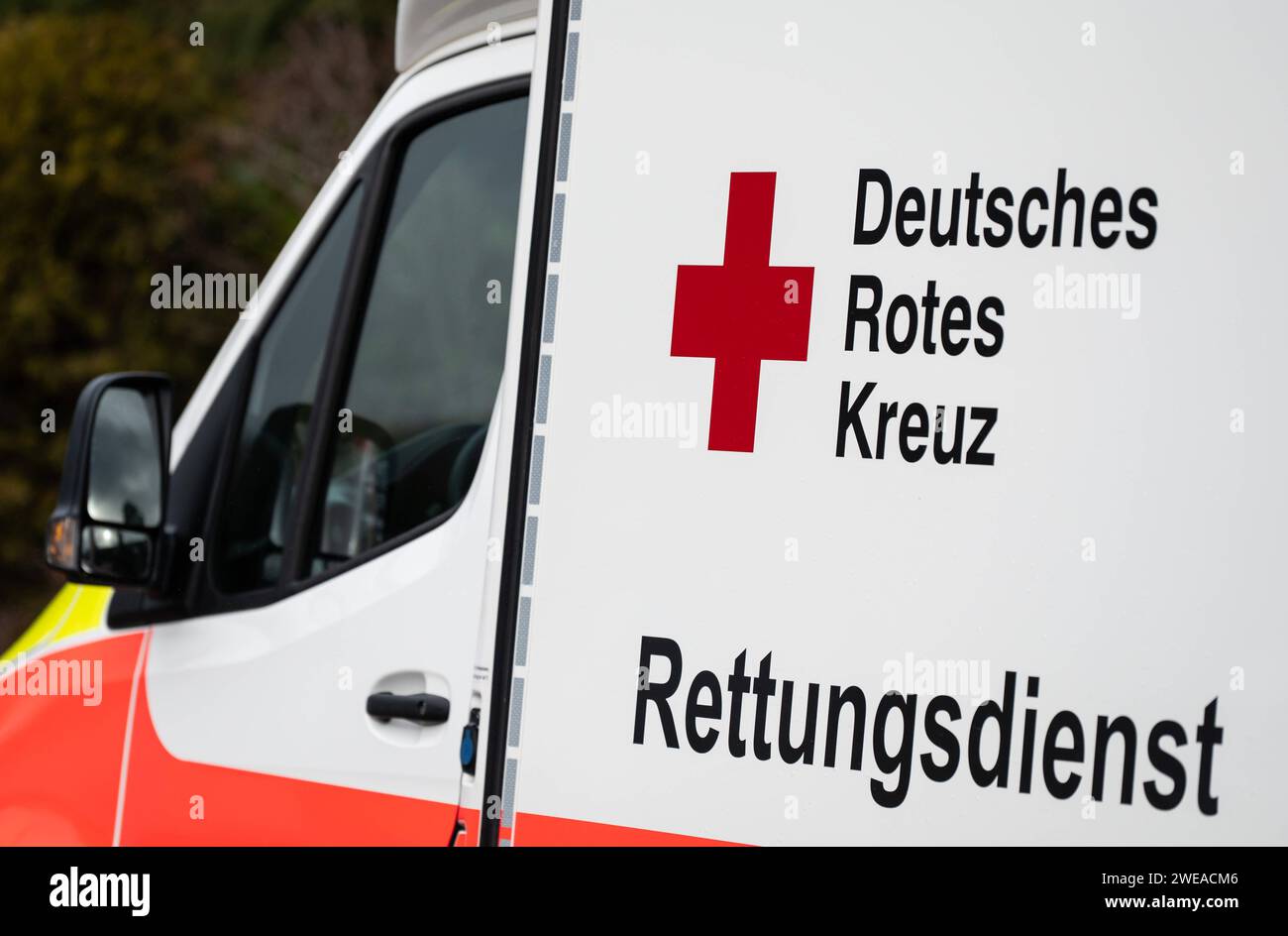 Der Schriftzug Deutsches Rotes Kreuz und Rettungsdienst ist auf einem ...