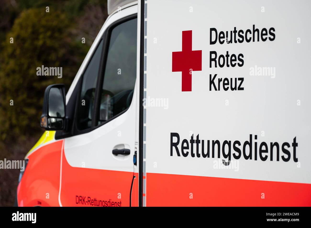 Der Schriftzug Deutsches Rotes Kreuz und Rettungsdienst ist auf einem ...