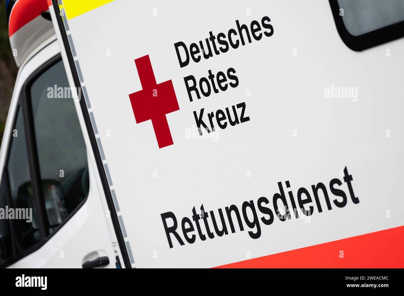 Der Schriftzug Deutsches Rotes Kreuz und Rettungsdienst ist auf einem ...