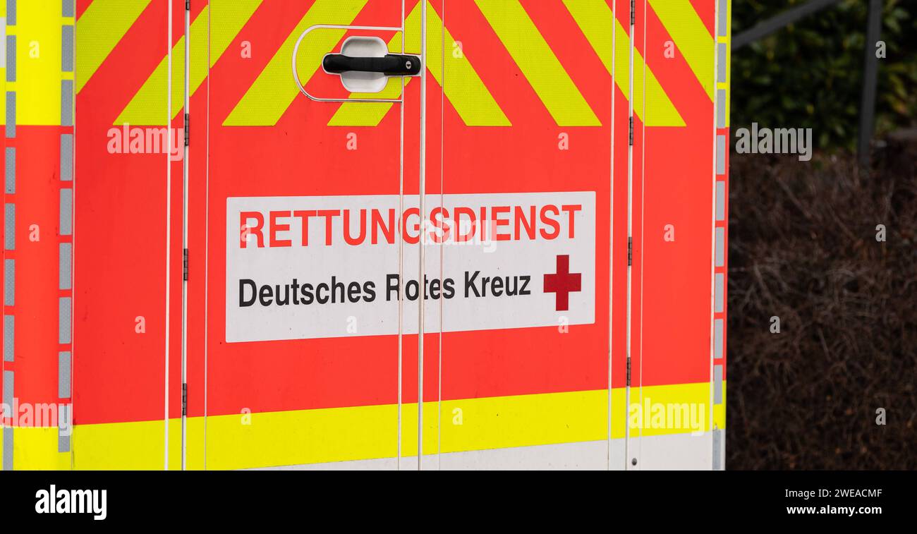 Der Schriftzug Deutsches Rotes Kreuz und Rettungsdienst ist auf einem ...