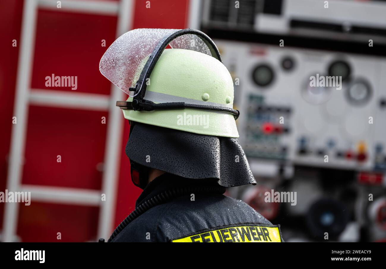 Feuerwehrmann und helm hi-res stock photography and images - Alamy