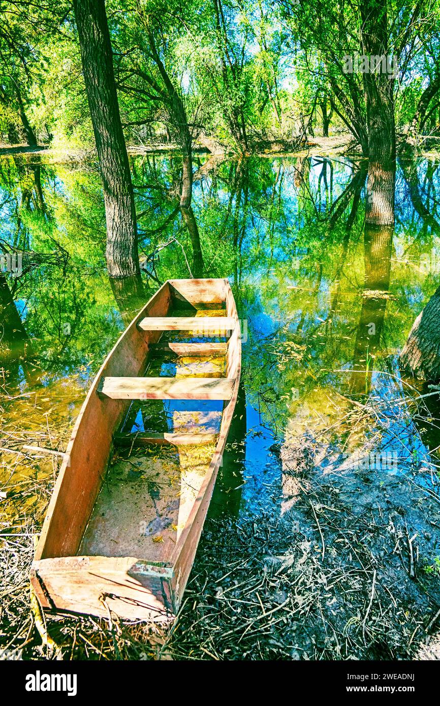 Old simple wooden one oar flat-bottomed boat design for inland waters ...
