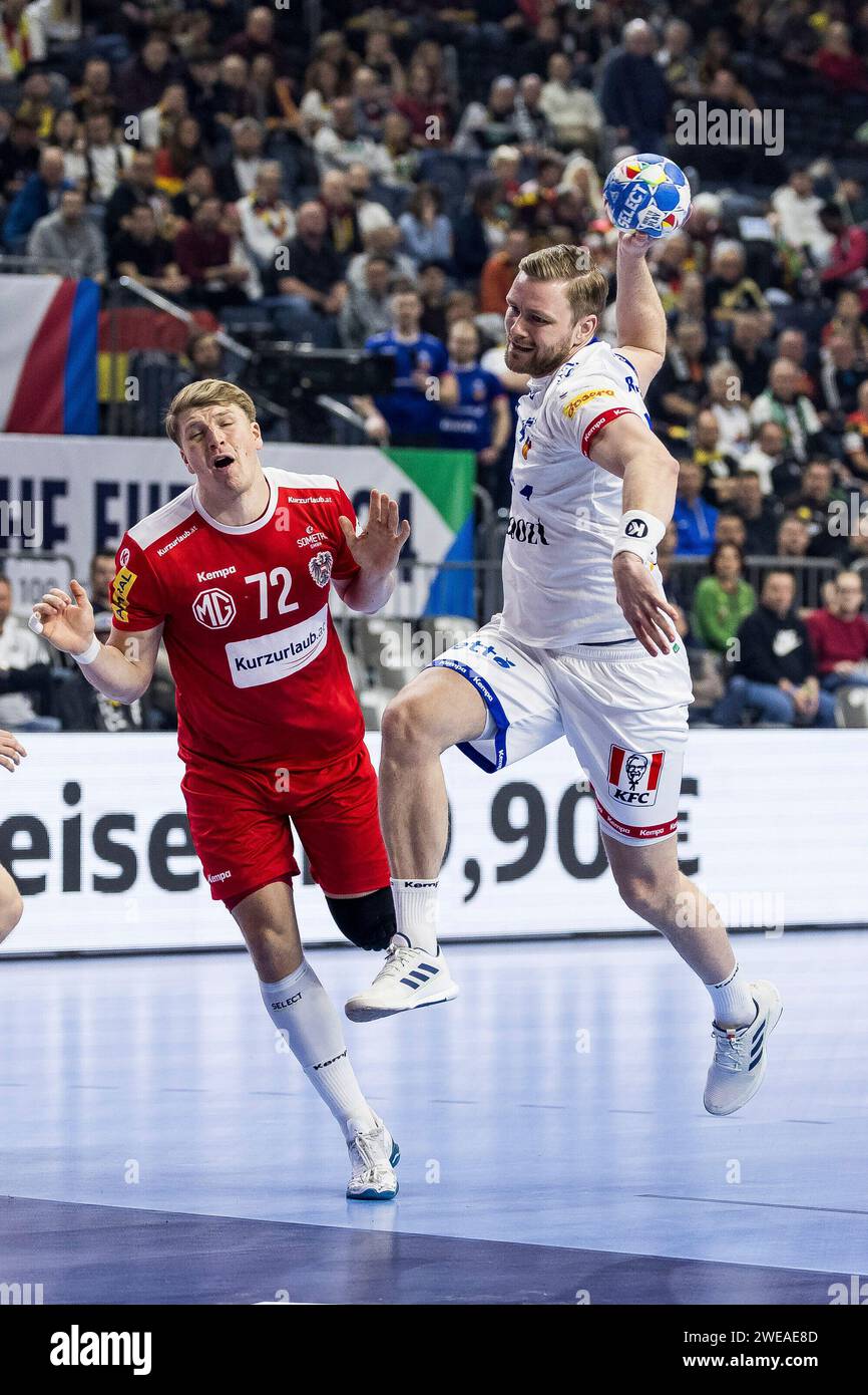 Lukas Hutecek (?sterreich, #72), Aron Palmarsson (Island, #4) im Wurf ...