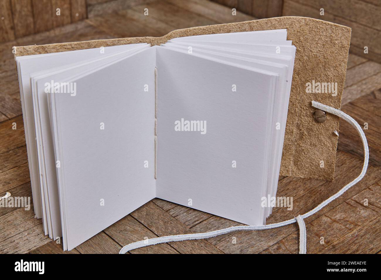 Wood string closure hi-res stock photography and images - Alamy