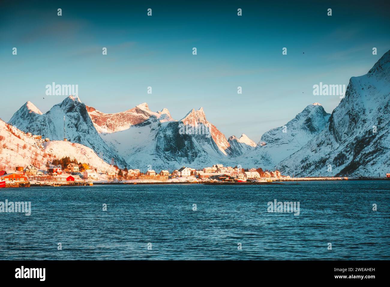 Beautiful Reine town, rorbuer fishing village with snowy fjord mountain ...