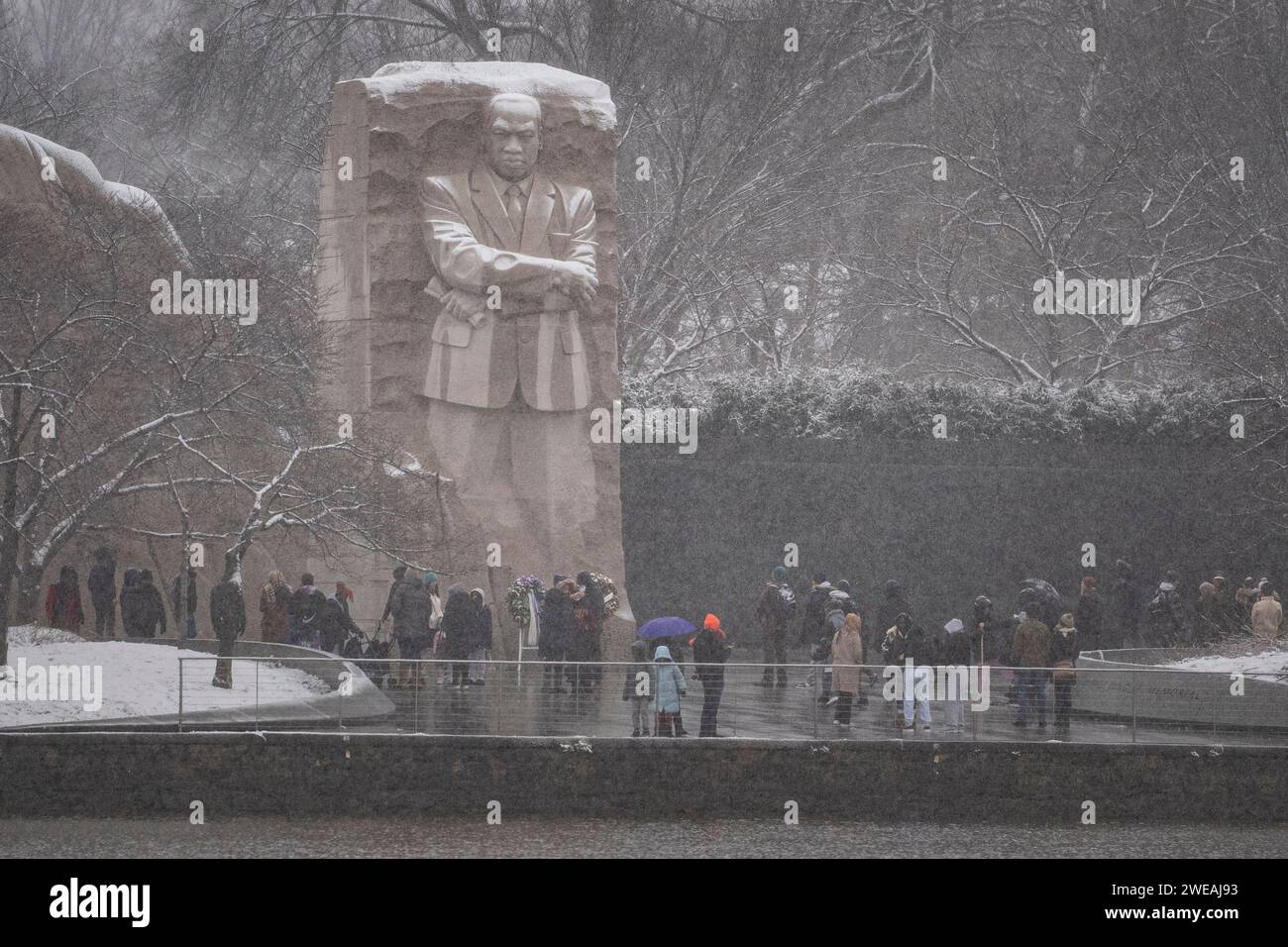 Snow dusts the monument to Martin Luther King Jr. on the National Mall ...