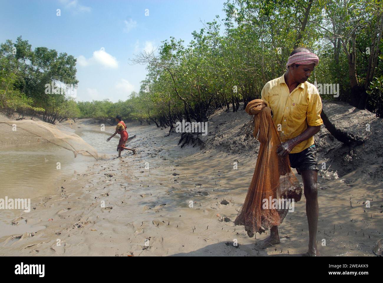 Bangladeshi fishing south asian fisherman hi-res stock photography and ...
