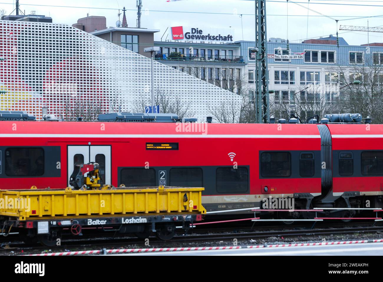24.01.2024, Streik der Lokfuehrergewerkschaft GDL, Im Hintergrund eine Werbetafel der ...