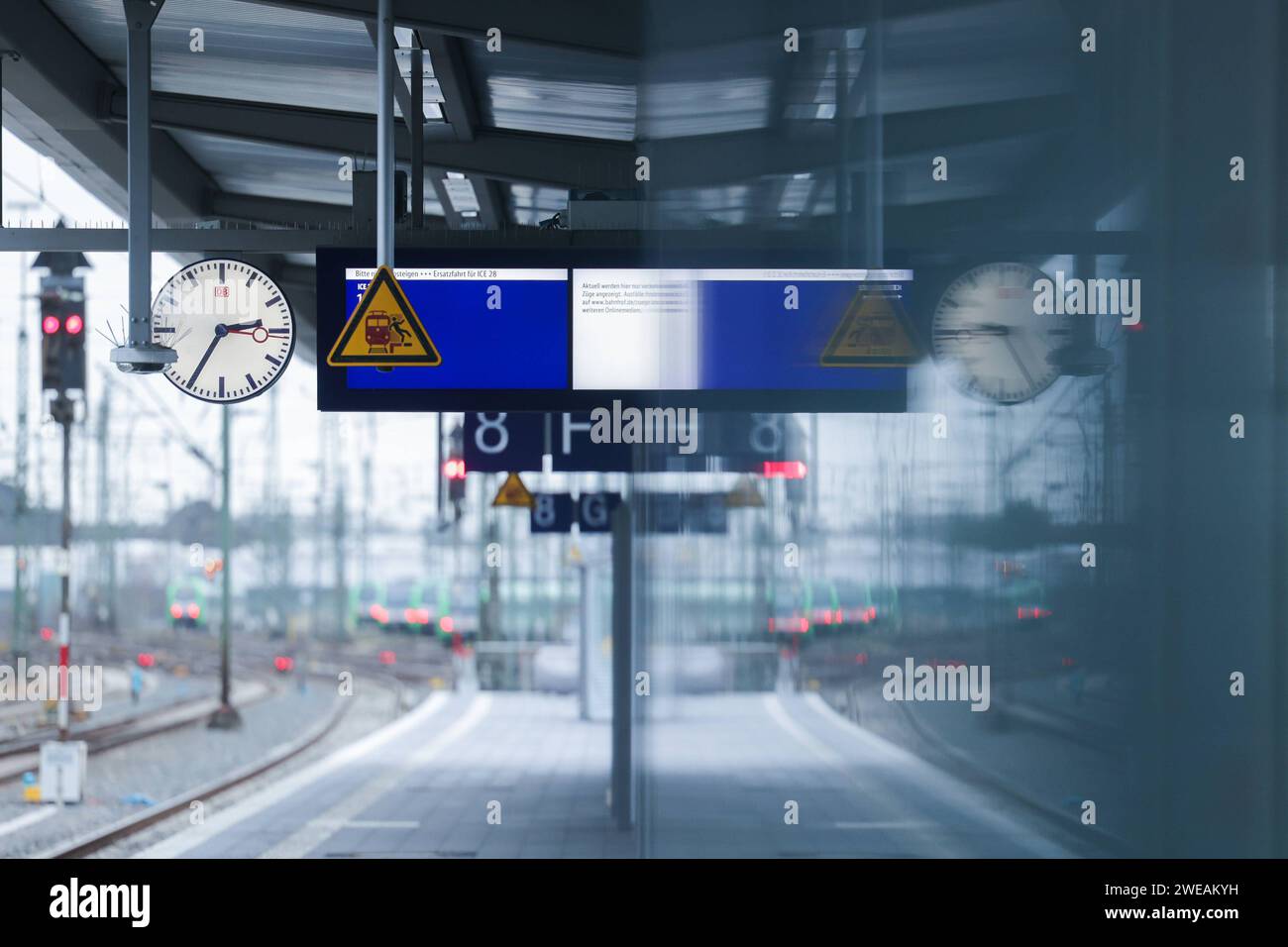 Leerer bahnsteig hi-res stock photography and images - Alamy