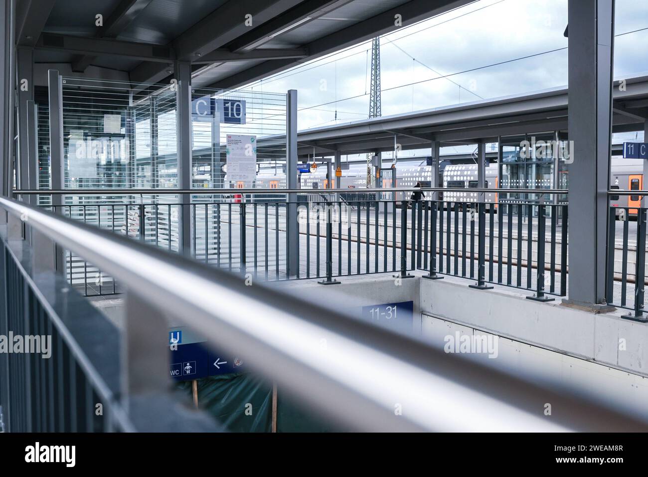 24.01.2024, Streik der Lokfuehrergewerkschaft GDL, Leere Bahnsteig am Dortmunder Hauptbahnhof ...