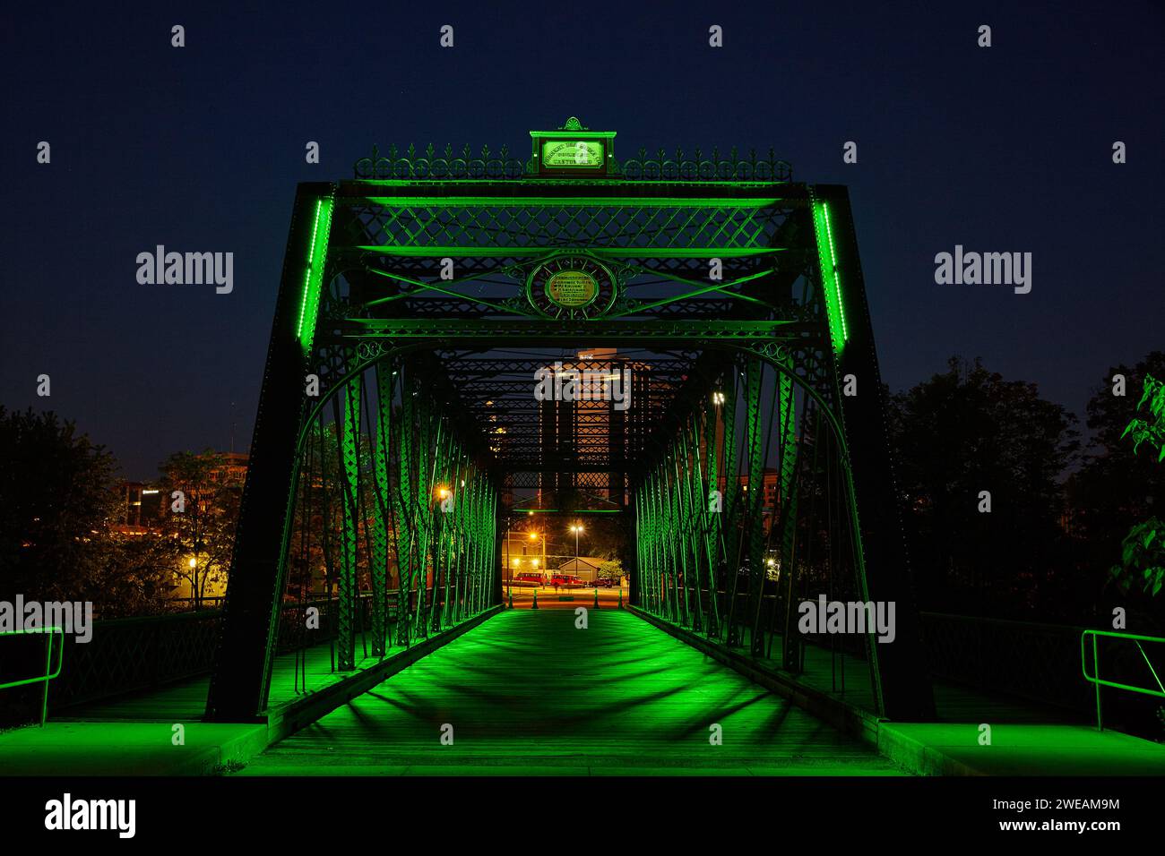 Nighttime urban symmetry hi-res stock photography and images - Alamy