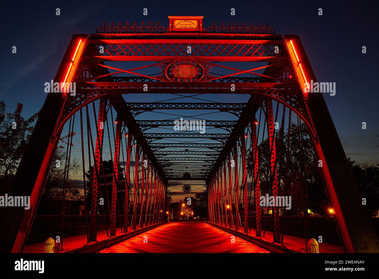 Red girders hi-res stock photography and images - Alamy