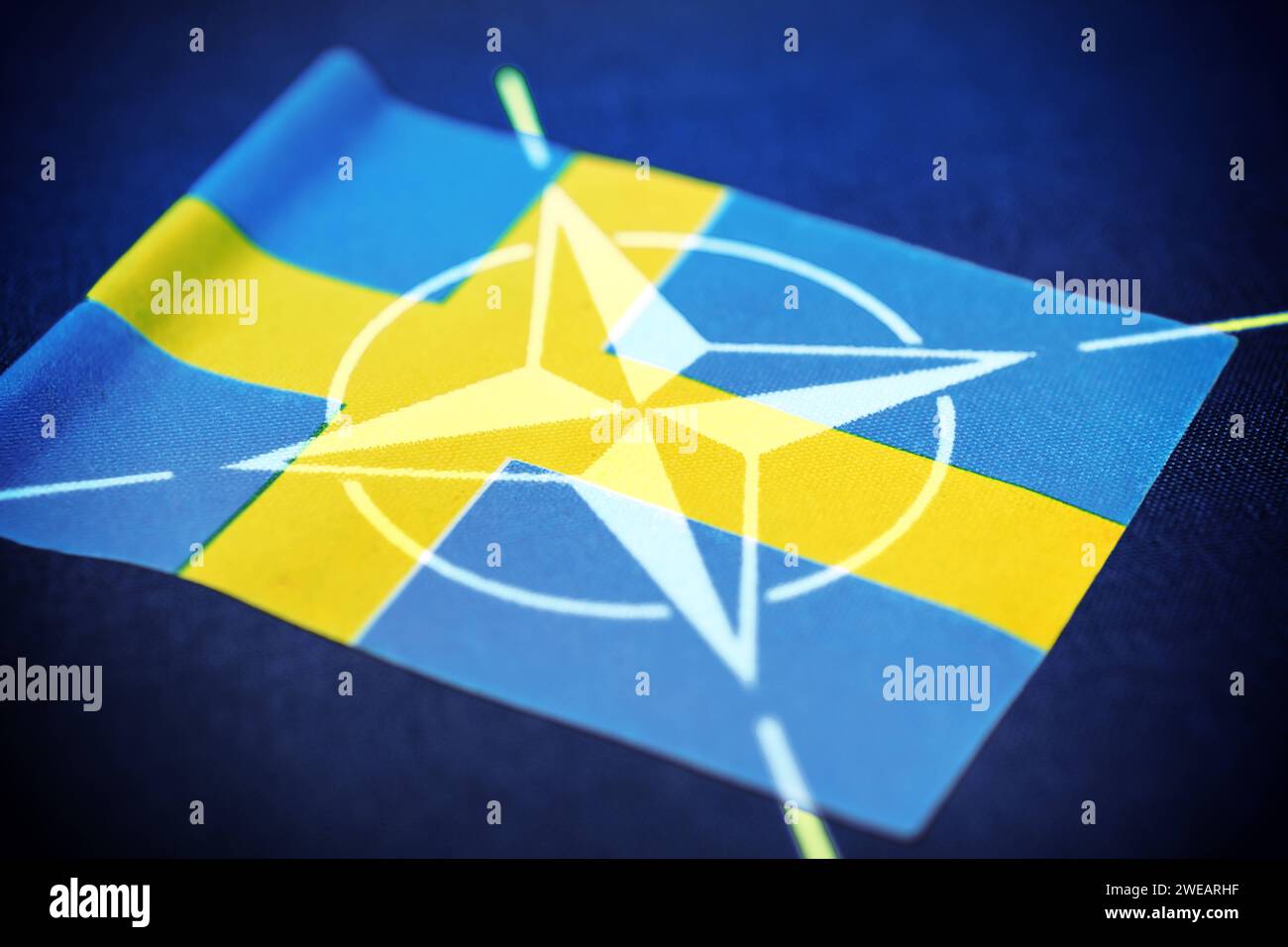 FOTOMONTAGE, Fahnen von Schweden und der NATO, Symbolfoto NATO ...