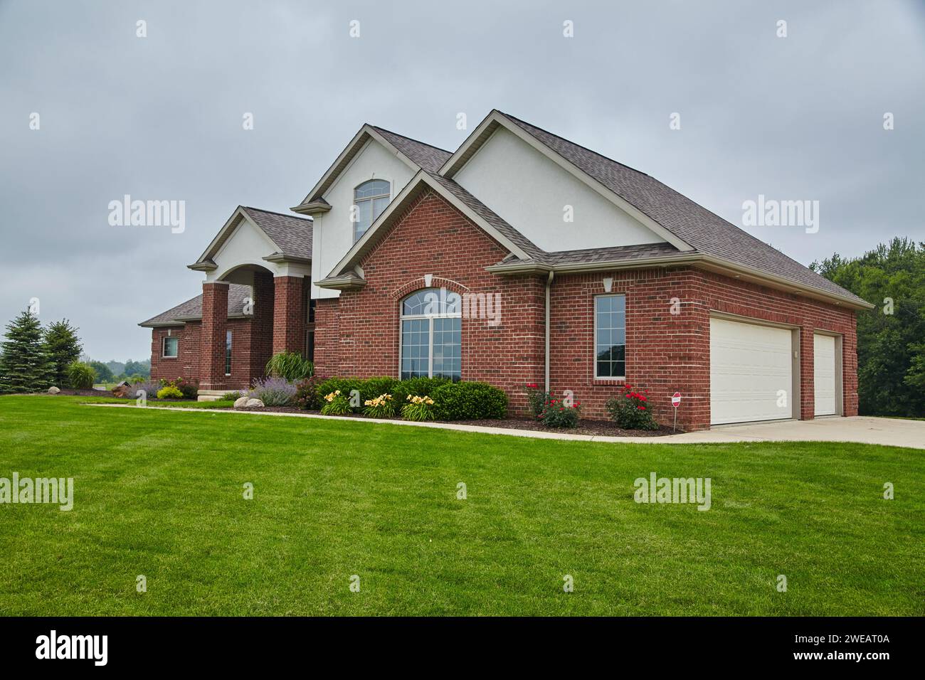 Two level roof hi-res stock photography and images - Alamy
