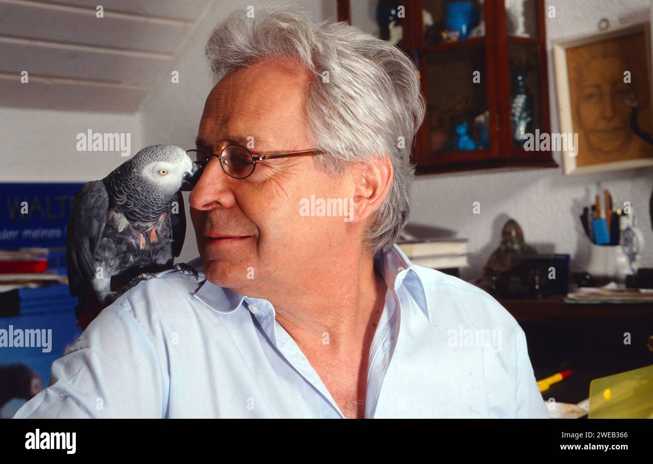 Sänger und Komponist Jürgen Walter mit seinem Graupapagei, Deutschland ...