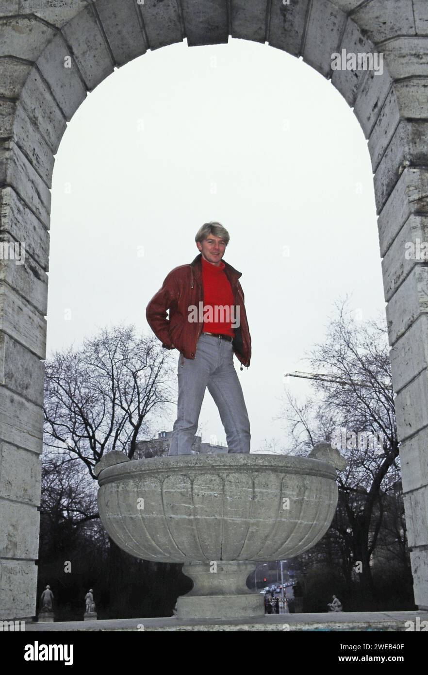 Ernst Dollwetzel, deutscher Schauspieler, Moderator und Sänger, bei ...