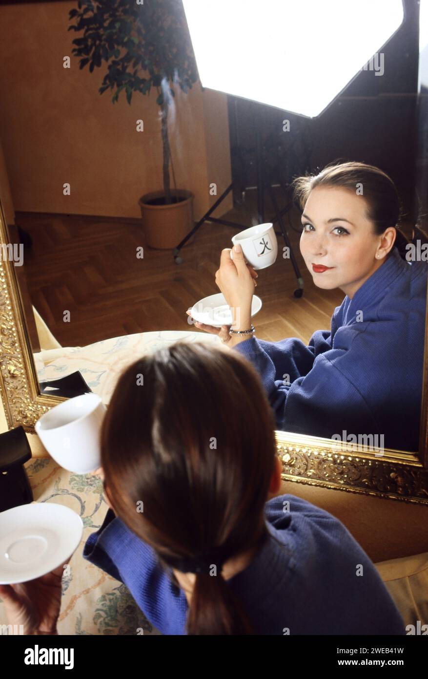 Nadine Dehmel, deutsche Schauspielerin, bei einer Tasse Tee ...
