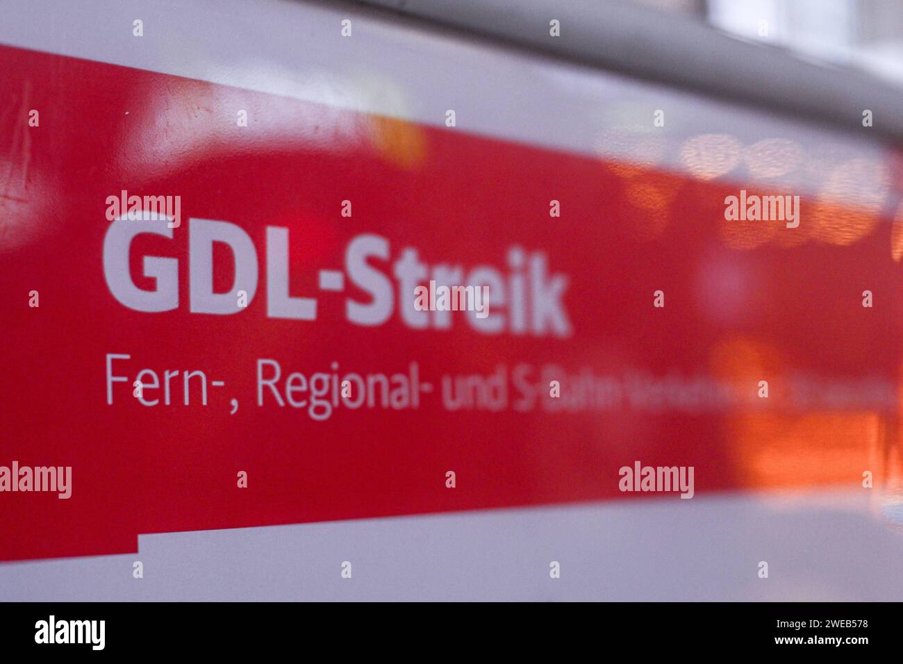 24.01.2024, Bielefeld, Hauptbahnhof, Die Lokfuehrergewerkschaft GDL Gewerkschaft Deutscher ...