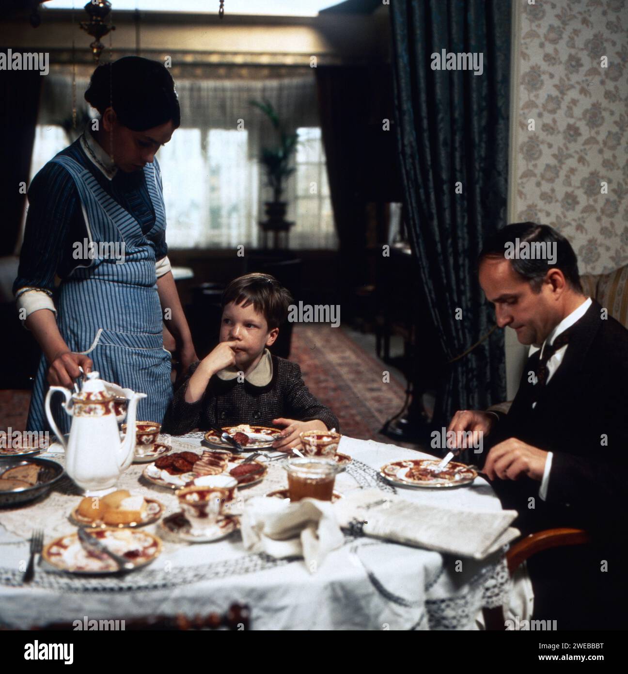 Essenstisch familie hi-res stock photography and images - Alamy