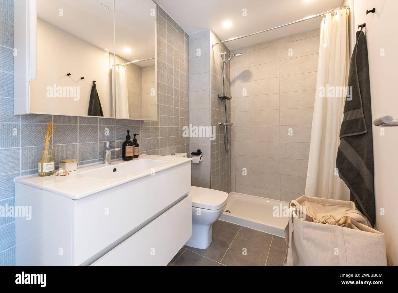 Standing shower hi-res stock photography and images - Alamy